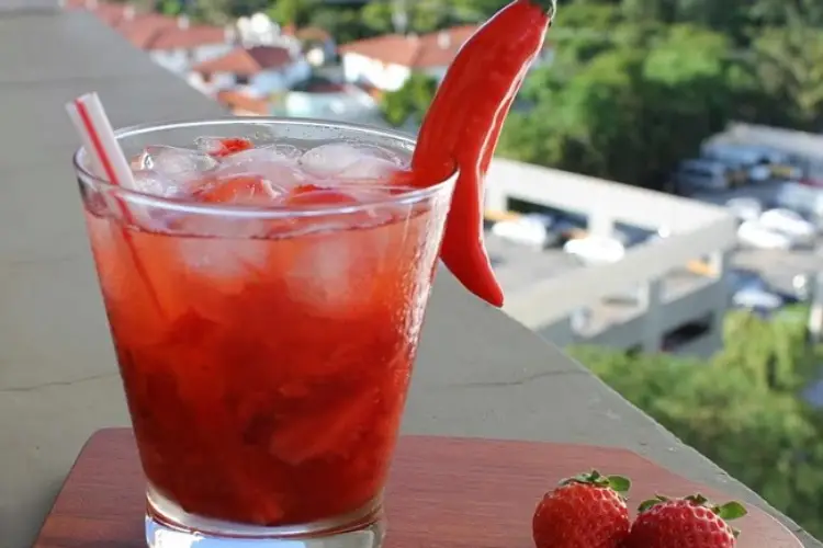 Receita de Caipirinha de Morango e Pimenta - Receitas Brasileiras