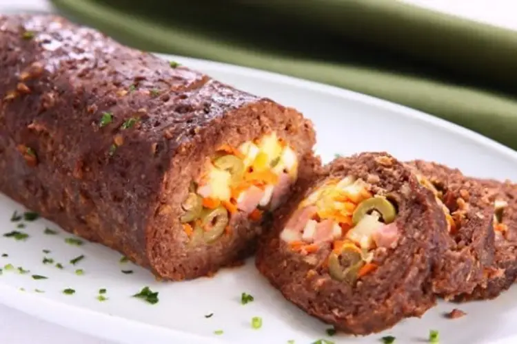 Receita de Rocambole de Carne Recheado com Presunto e Queijo - Receitas ...