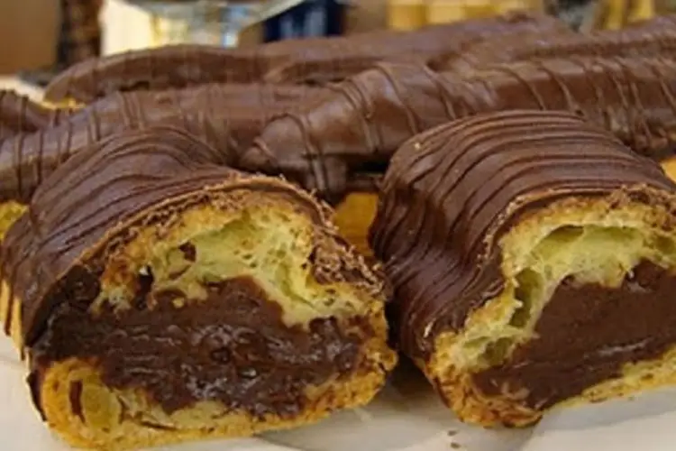 Receita de Bomba de Chocolate Tradicional - Receitas Brasileiras